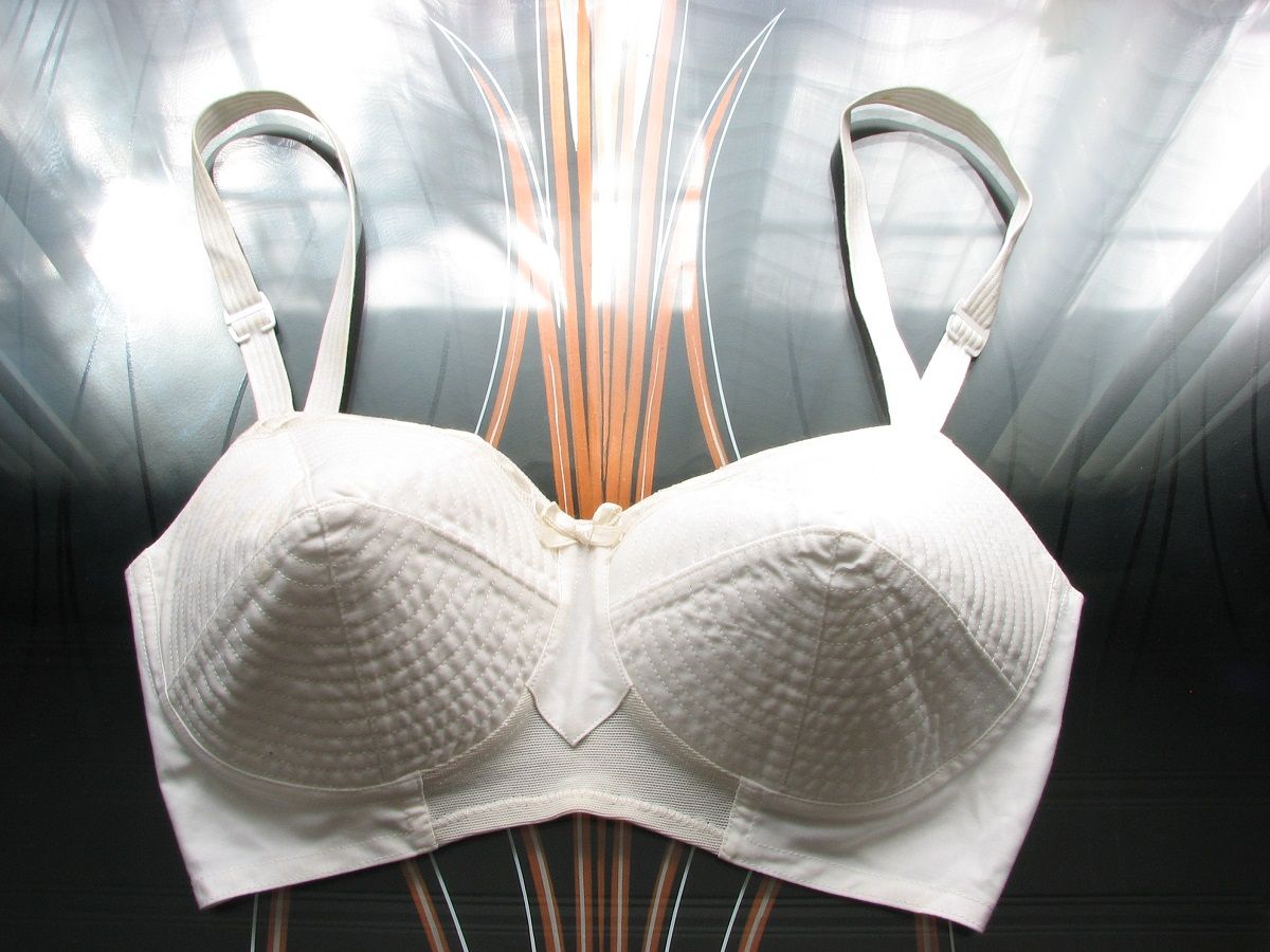 1950s Unicol White Cotton Bullet Bra~circle Stitch~ivory Ribbon~classic