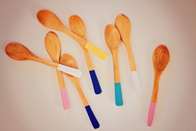 DIY: Paint-dipped wooden spoons